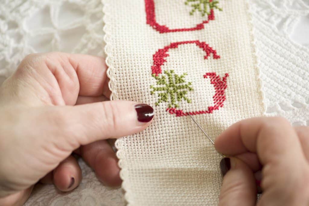 Cómo bordar letras a mano - Manualidades y Reciclajes